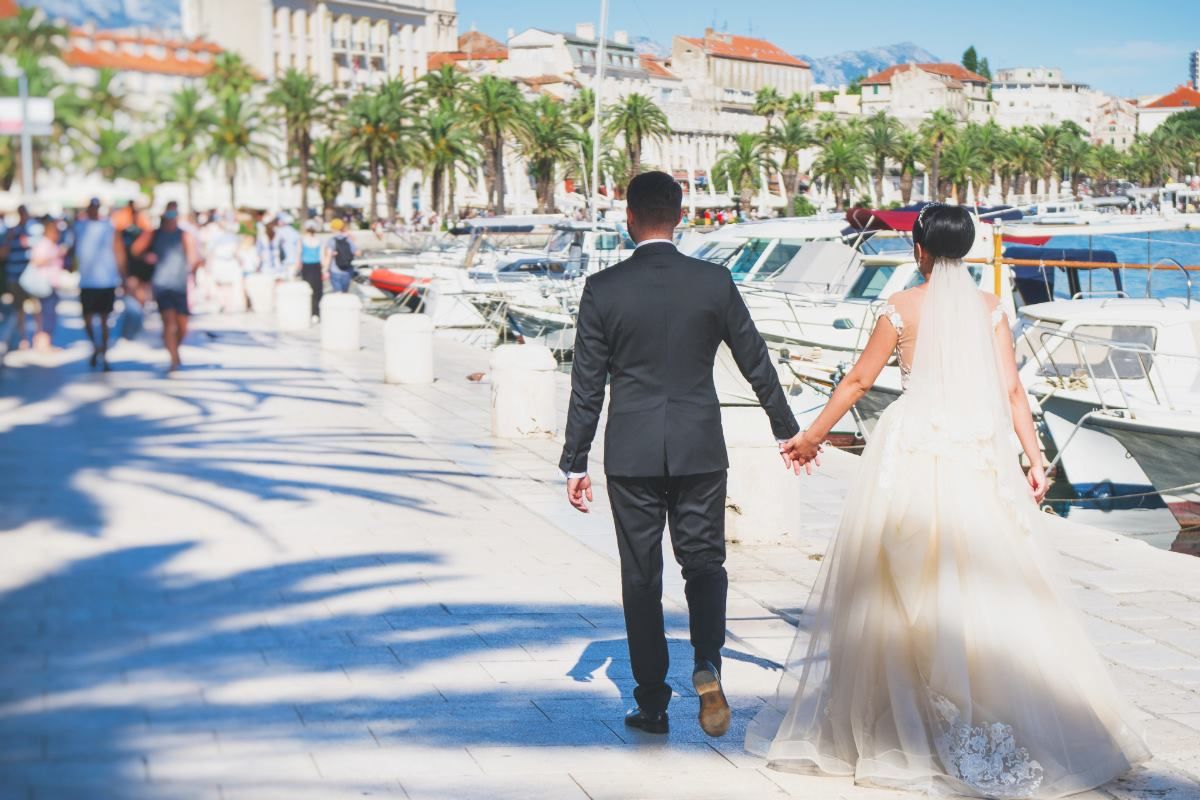 The Ultimate Guest Guide to European Wedding Gift Customs